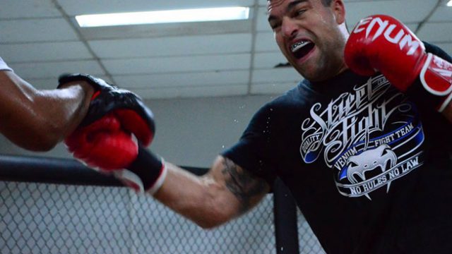 Mauricio "Shogun" Rua Wearing the Venum Challenger 2.0 Boxing Gloves ...